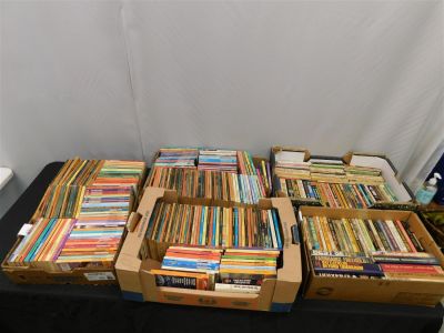 Lot 221 - Enormous Lot of Science Fiction & Fantasy Paperback Books ...