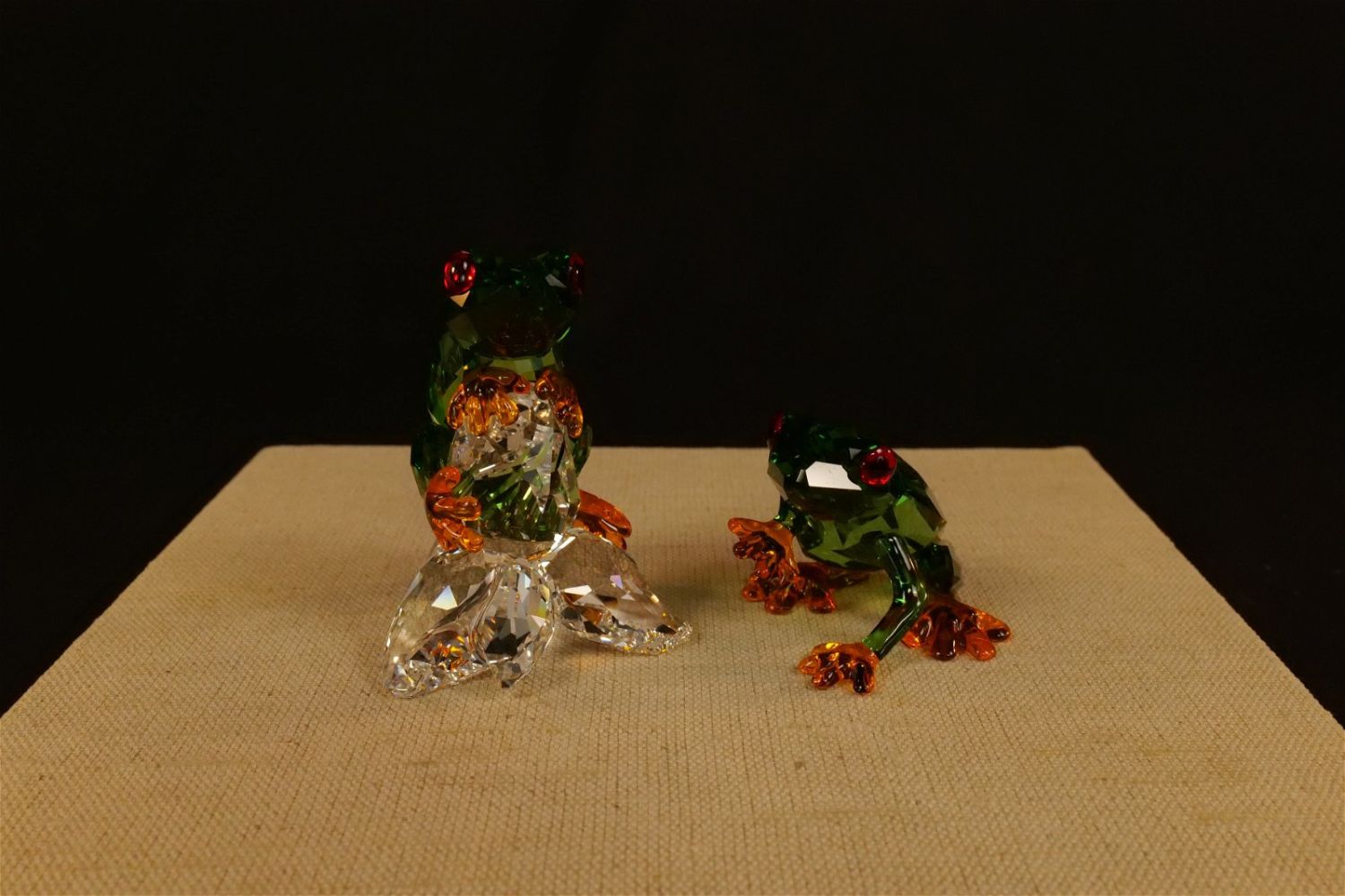 Lot 246 - Swarovski Crystal Frogs Figurine Set - Bodnar's Auction ...