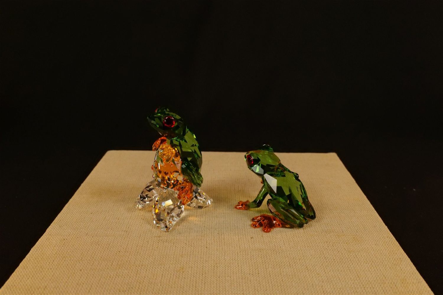 Lot 246 - Swarovski Crystal Frogs Figurine Set - Bodnar's Auction ...