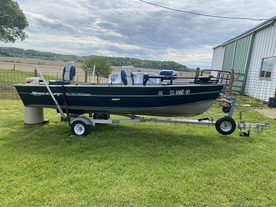 Lot 102 - Spectrum Fishing Boat w/9.9 HP Motor Pristine Well Taken Care ...