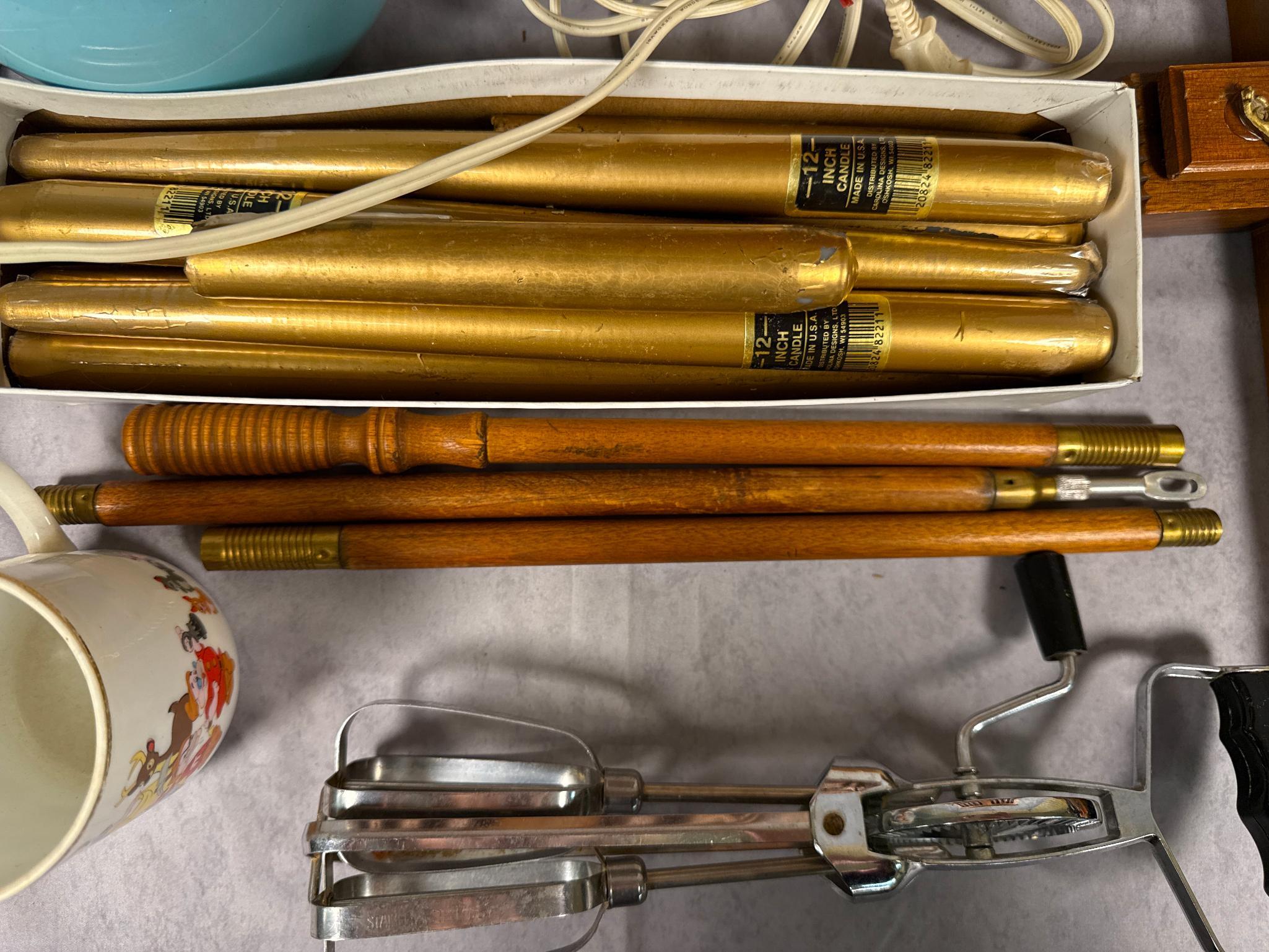 Lot 5705 - Vintage and Antique Household Items, including a Display ...