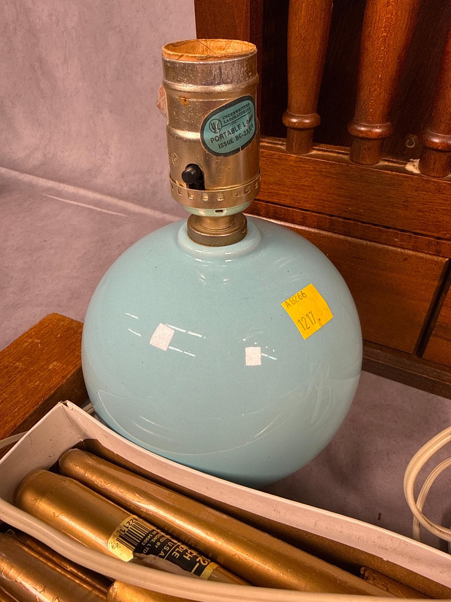 Lot 5705 - Vintage and Antique Household Items, including a Display ...
