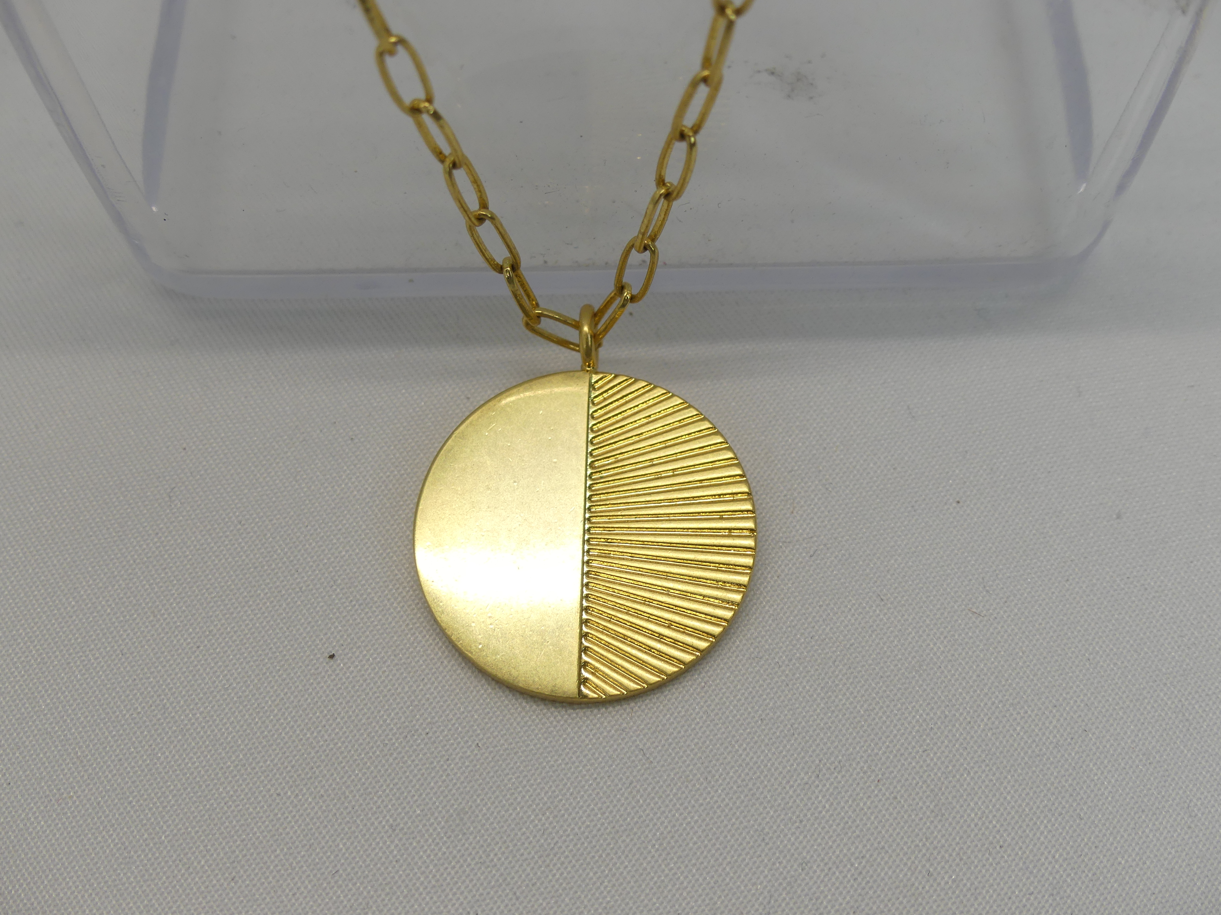 Lot 271 - Vintage Gold Tone Round Pendant & Chain | Ryan Ricklis ...