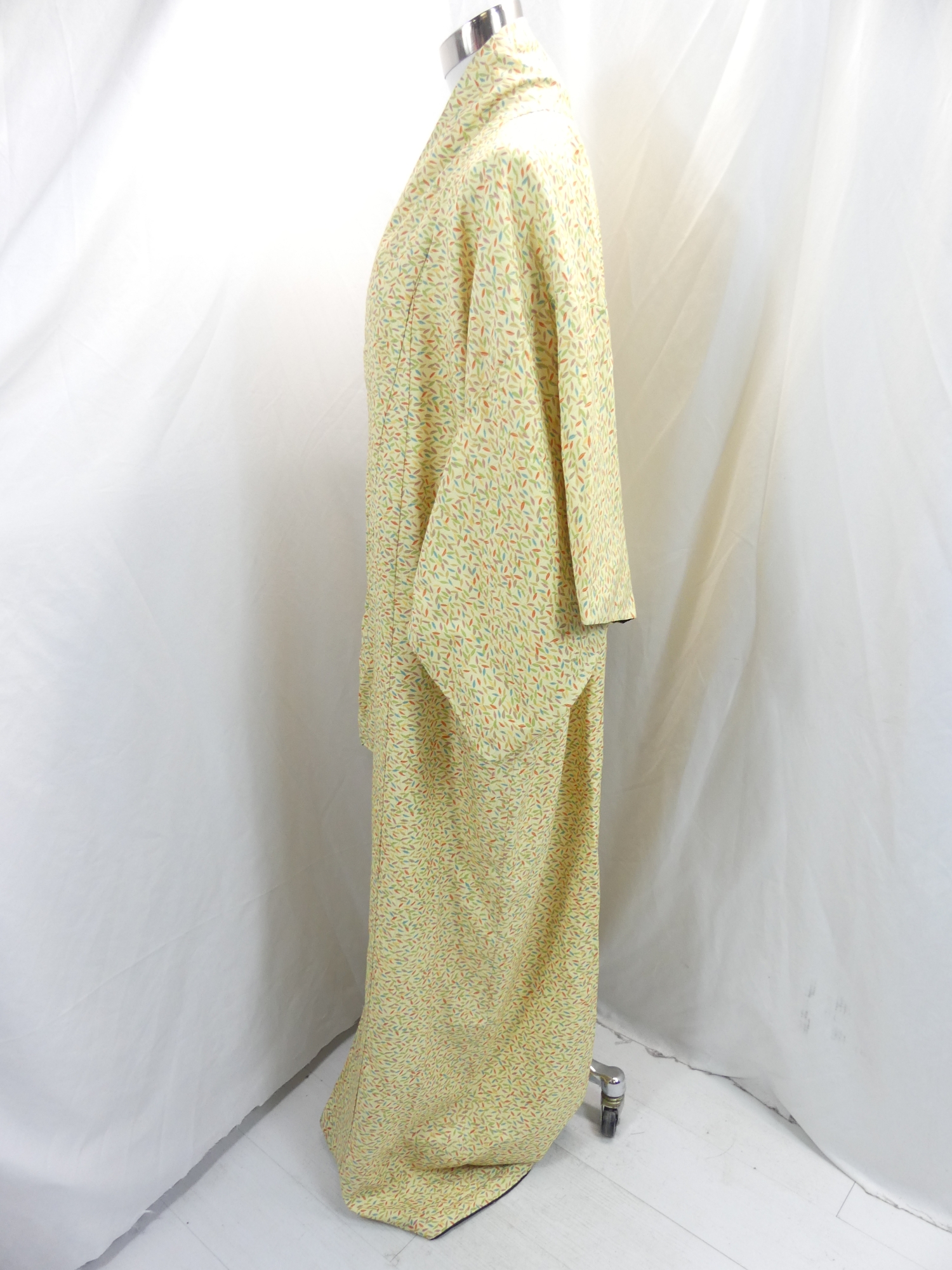 Lot 94 - Vintage Silk Gold Leaf Print Kimono | Ryan Ricklis Auctions | Home