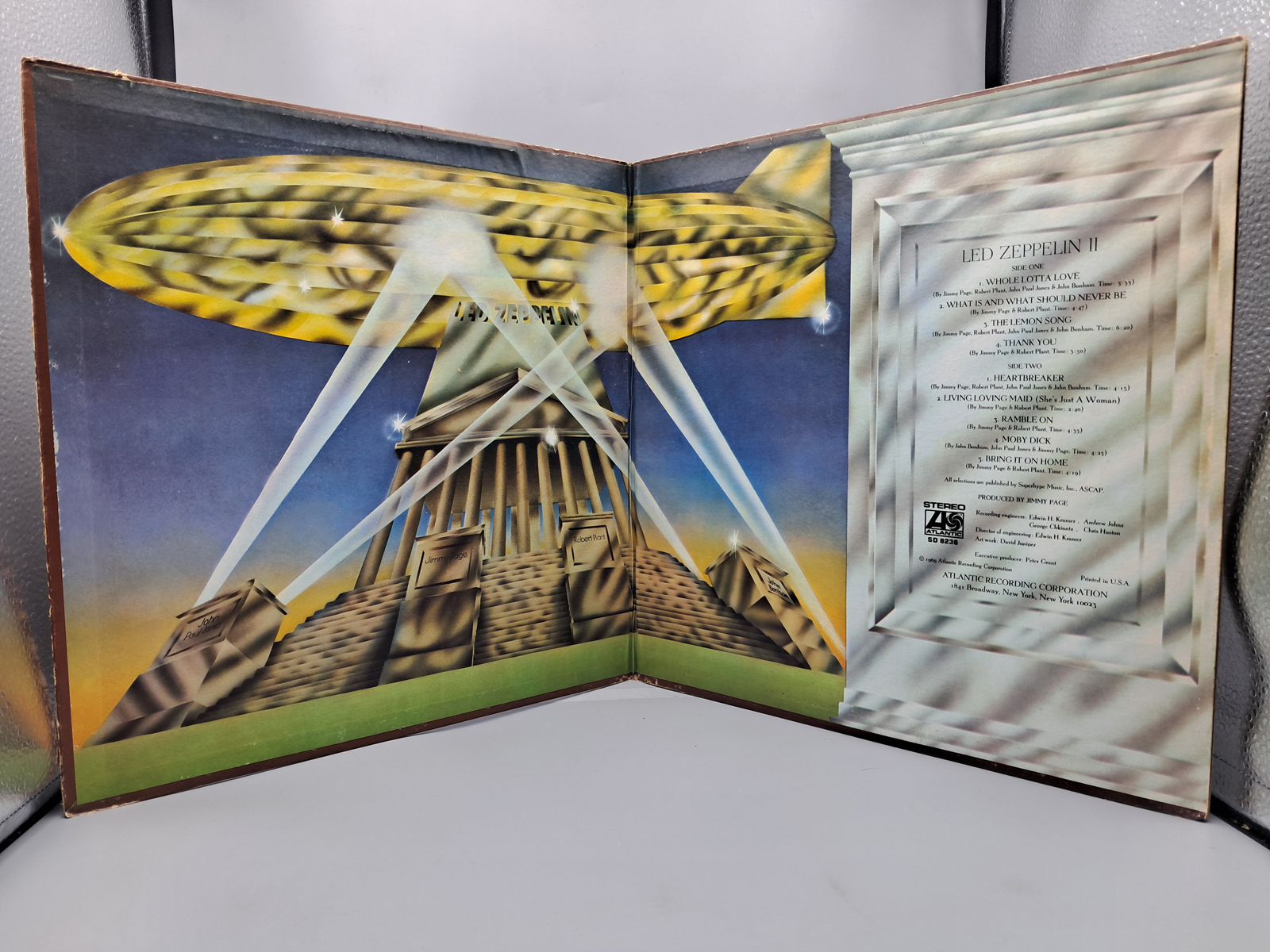 Lot 62a - 1970s Led Zeppelin II Vinyl Album - SD 8236 - Repress/reissue ...