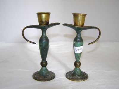 Bidspirit auction | זוג פמוטי נחושת "מדגם" בפטינה