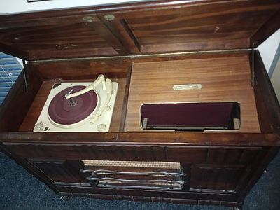 Lot 72 – Radio Gram with Retro Record Player – Grand Oak Auctions