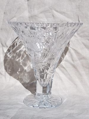 Lot 16 – Rose-Cut Crystal Glass Vase – Grand Oak Auctions