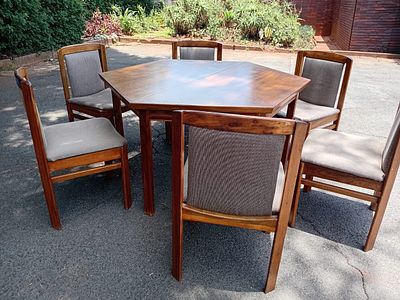 Lot 203 – Hexagonal Expanding Table – Grand Oak Auctions