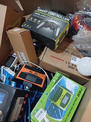 Lot 2 - Box 2 - Bargain Box of Electronic Items 2.8kg - Grand Oak Auctions