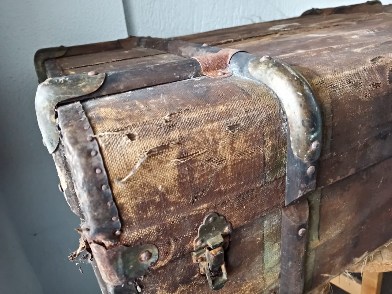 Lot 12 - Large Antique Travel Suit Case/Steamer Trunk - Grand Oak Auctions