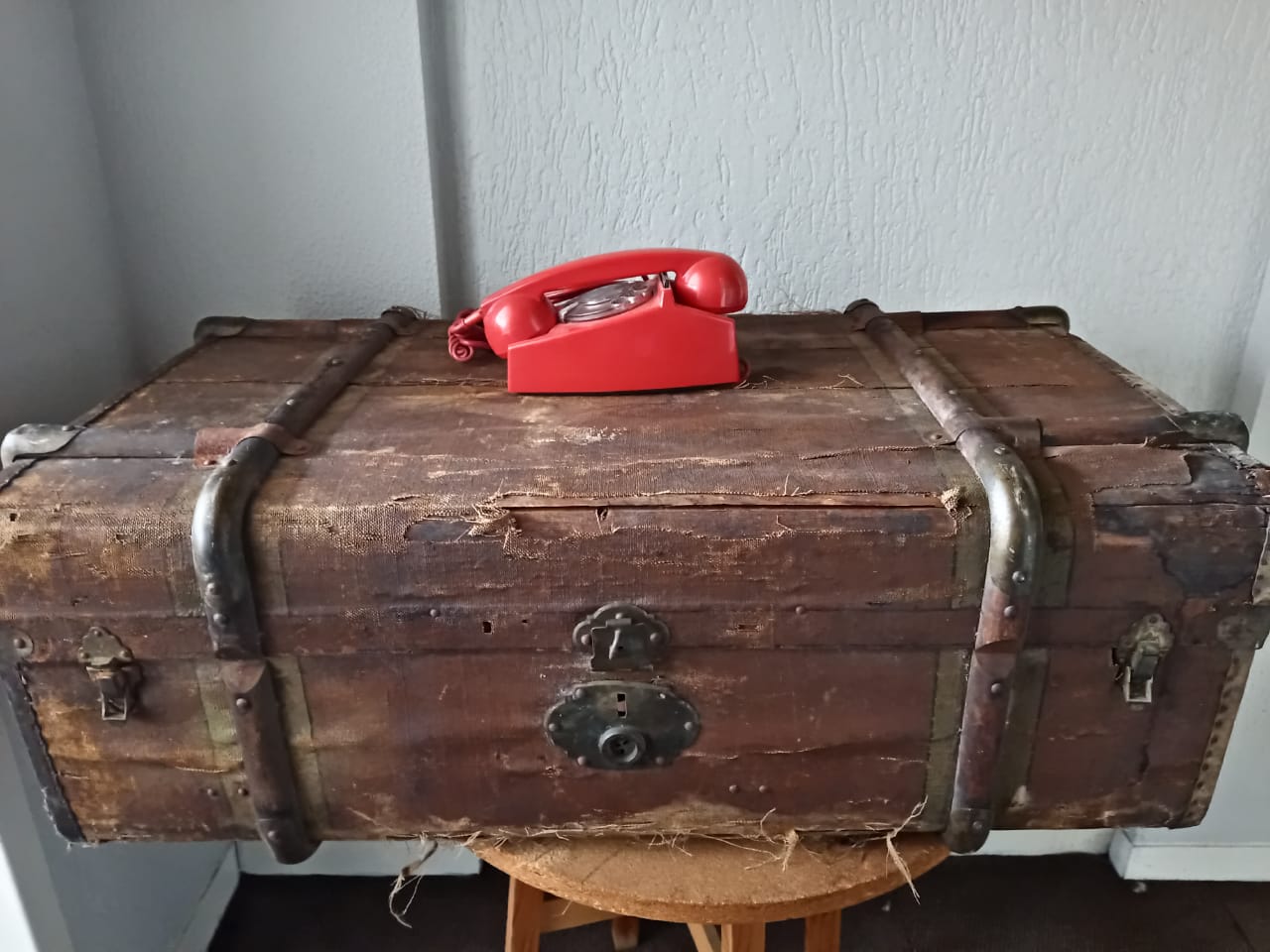 Lot 12 - Large Antique Travel Suit Case/Steamer Trunk - Grand Oak Auctions