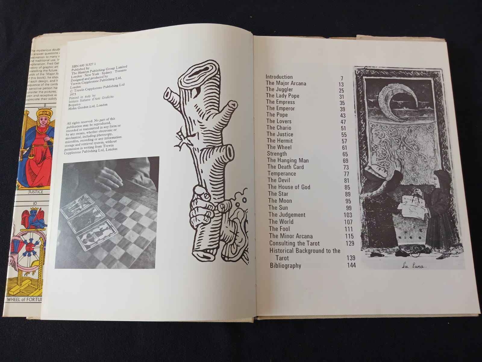 Lot 53 - The Book of Tarot by Fred Gettings - Vintage 1973, Hardcover ...