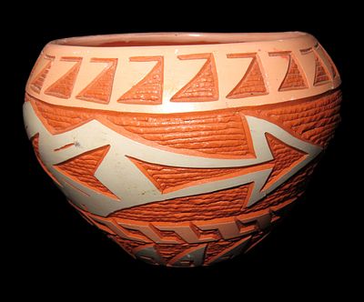 Lot 562 - Authentic Native American Hand-crafted Pottery from the ...