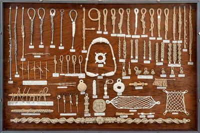 Lot 4198 - Wall display case with nautical k - Historia