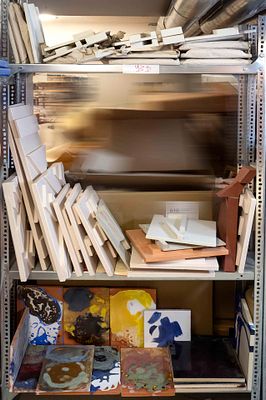 Lot 93 - Three shelves with artist's tiles - Historia