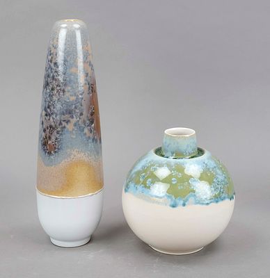 Lot 3100 - Zwei Vasen mit glasierten irisierenden Eisblumendekor - Historia