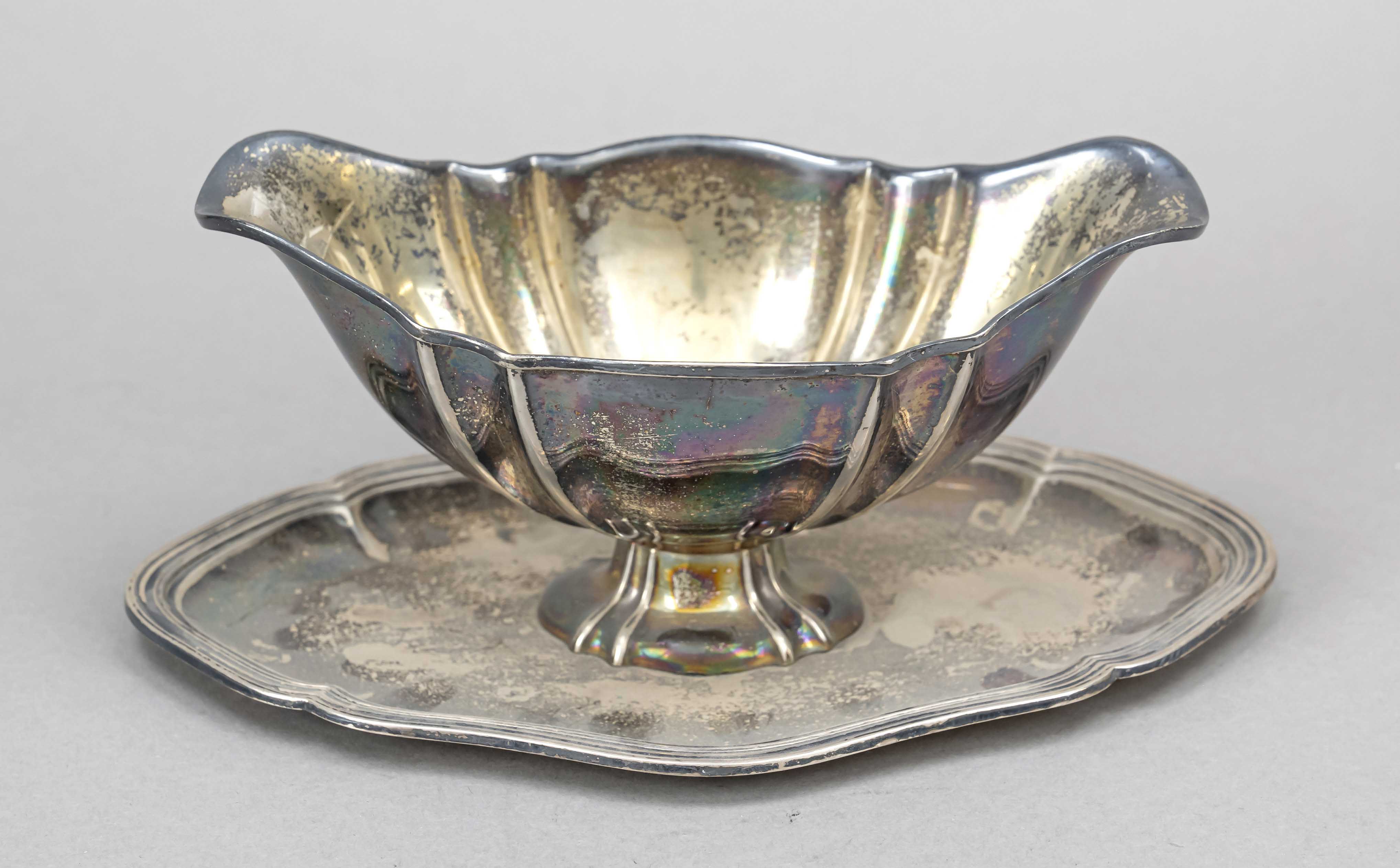 Lot 1332 - Sauciere mit festem Unterteller, - Historia