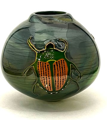 Lot 396 – Rick Beck beetle glass vase – Jaremos Auction