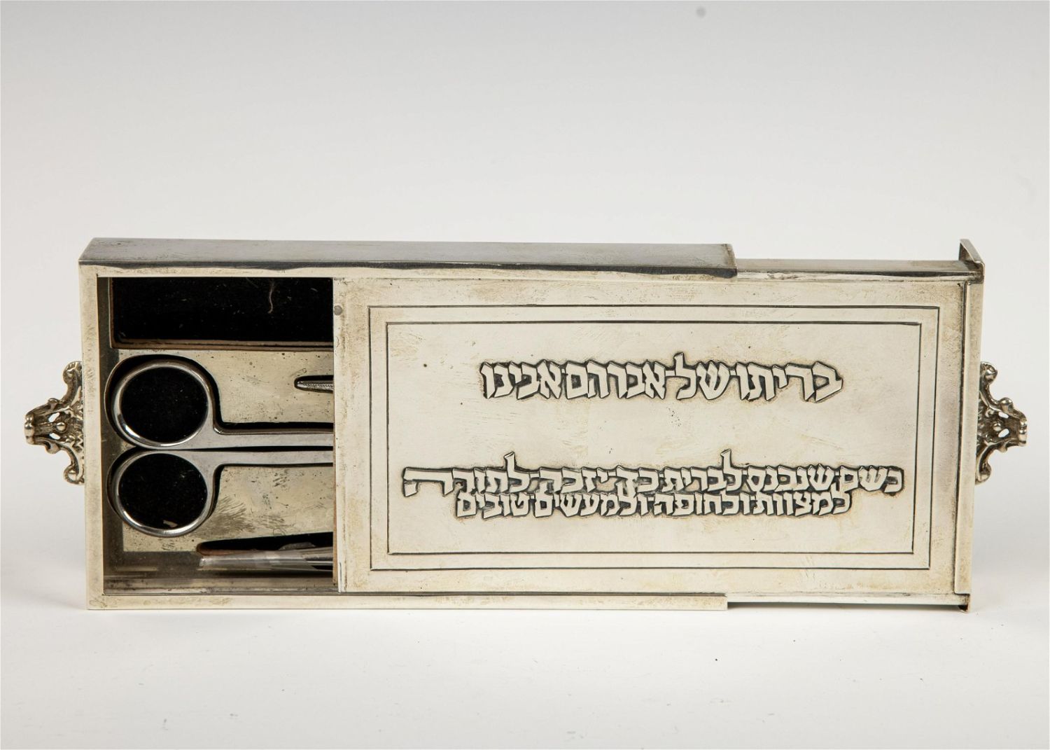 Lot 205 – A STERLING SILVER BRIS KIT | J Greenstein