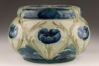Lot 192 - Moorcroft Poppy Pattern Lidded Tobacco Bowl - Kavanagh Auctions