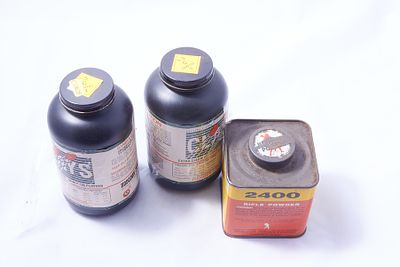 Lot 333 – 3 TUBS OF RELOADING POWDER, 2 OF HODGDONS CLAY IN 10 OZ, AND ...