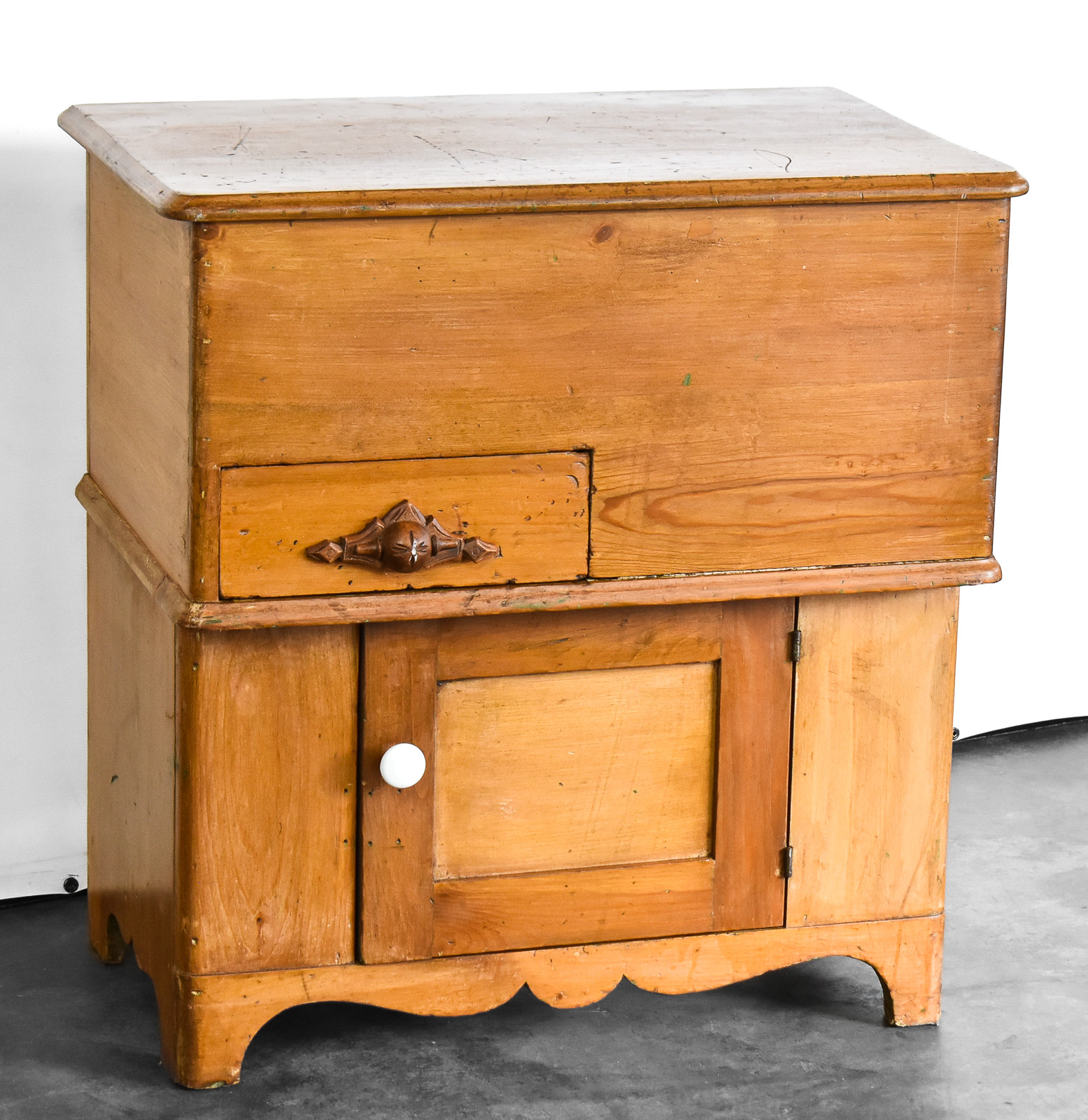 Lot 128 - EARLY 19TH CENTURY PINE BONNET BOX (WASHSTAND) | McLaren ...