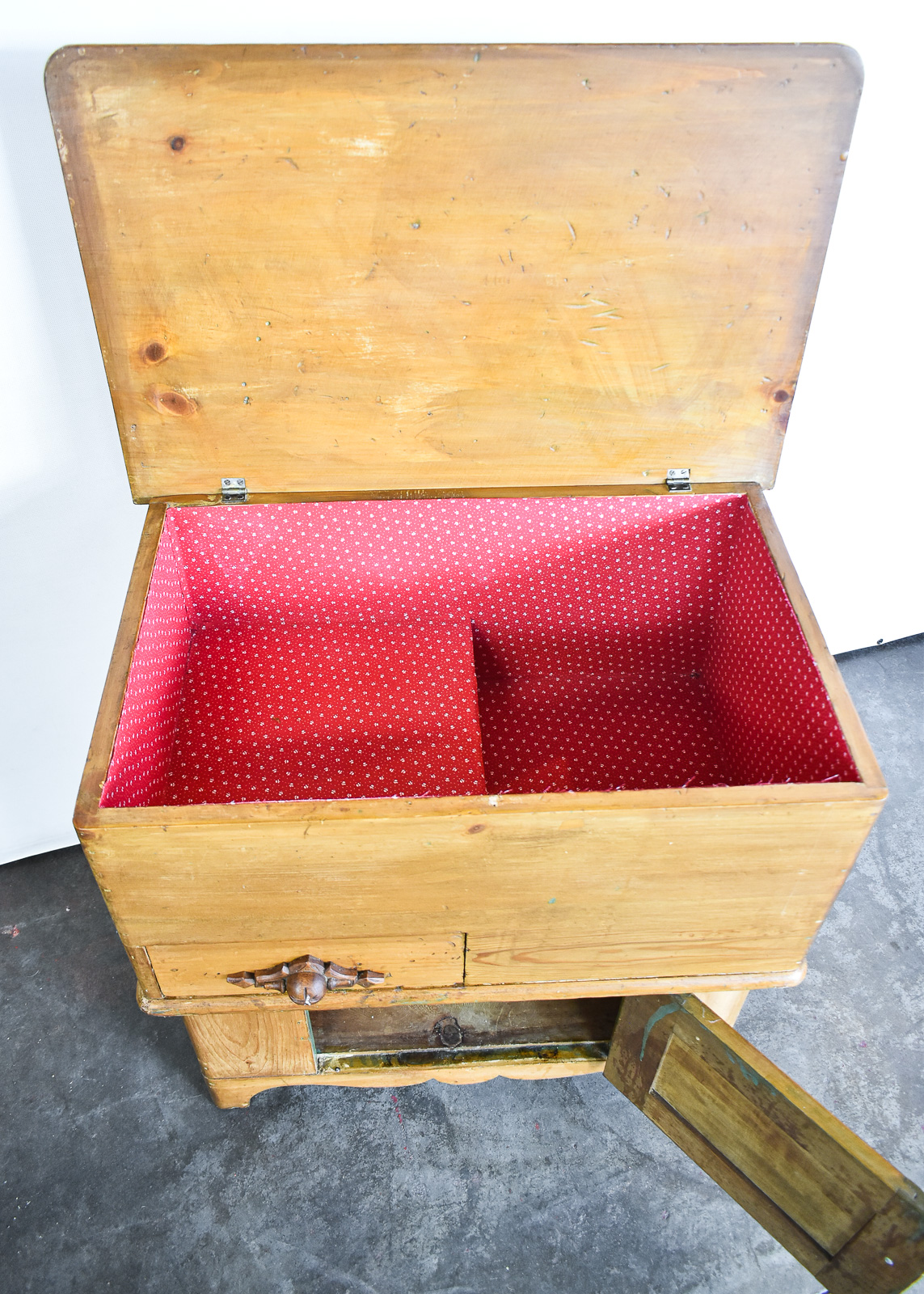 Lot 128 - EARLY 19TH CENTURY PINE BONNET BOX (WASHSTAND) | McLaren ...