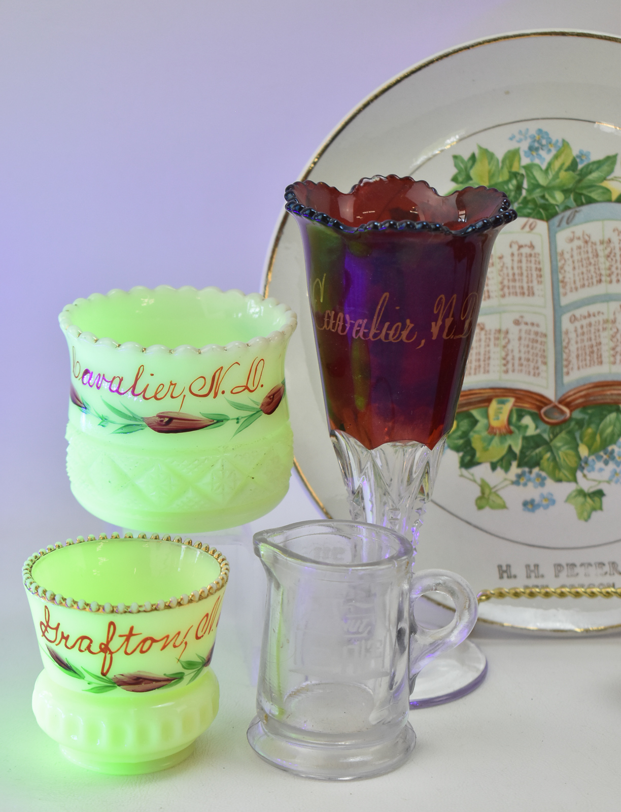 Lot 463 - ASSORTED TOURIST PATTERN GLASSWARE & PLATE | McLaren Auction ...