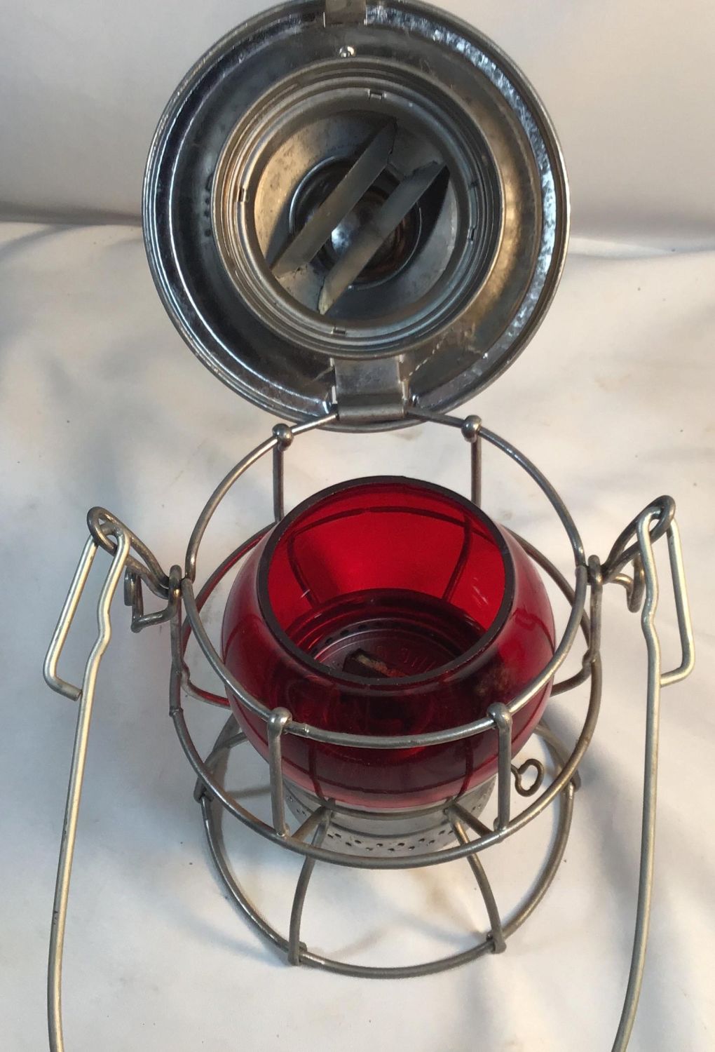 Lot 36 - IHB railroad lantern with Red shade, Dresser No.1144 Racine ...