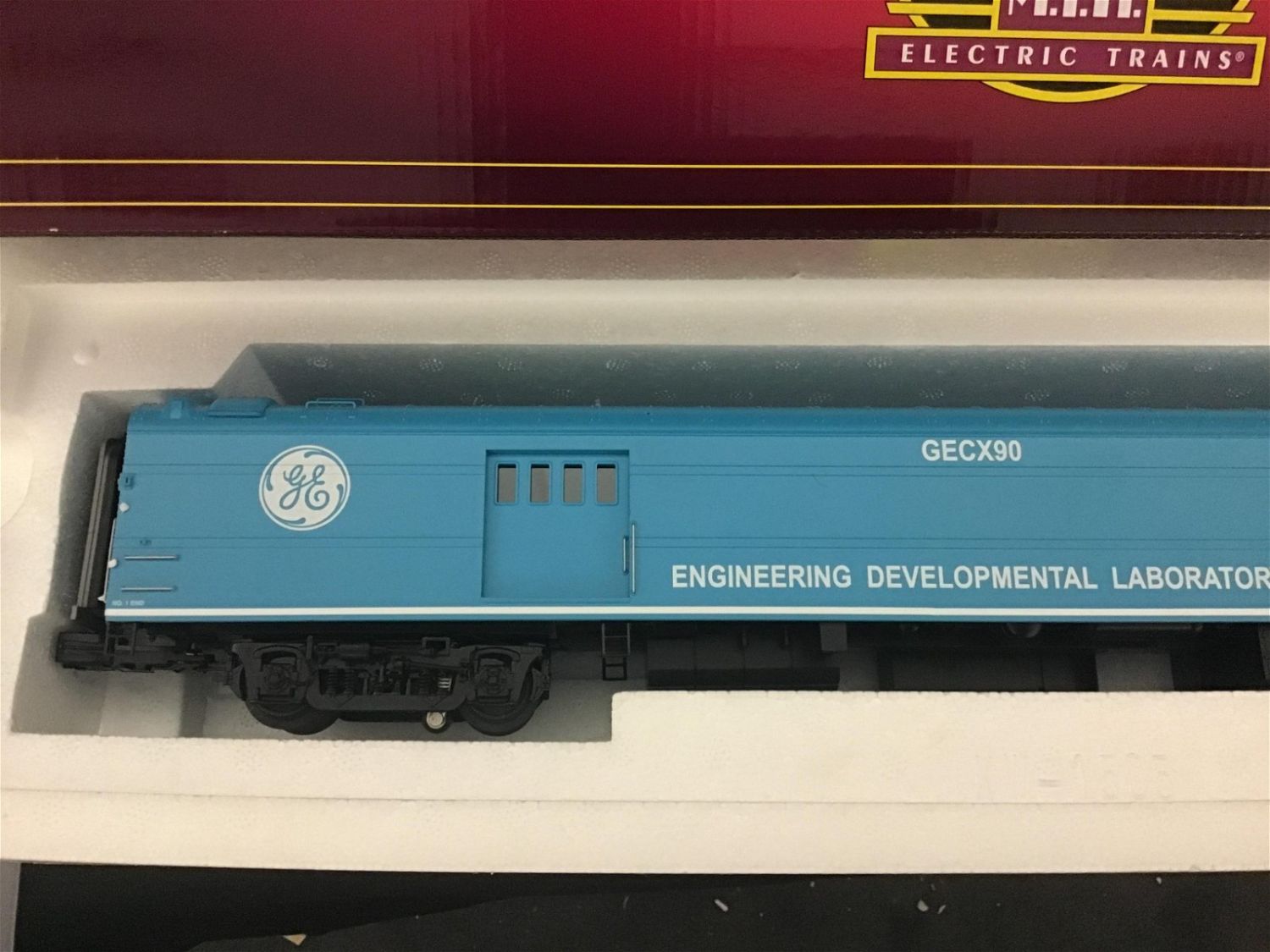 Lot 259 - MTH Electric Trains 70â€™ Streamlined RPO Passenger Car ...