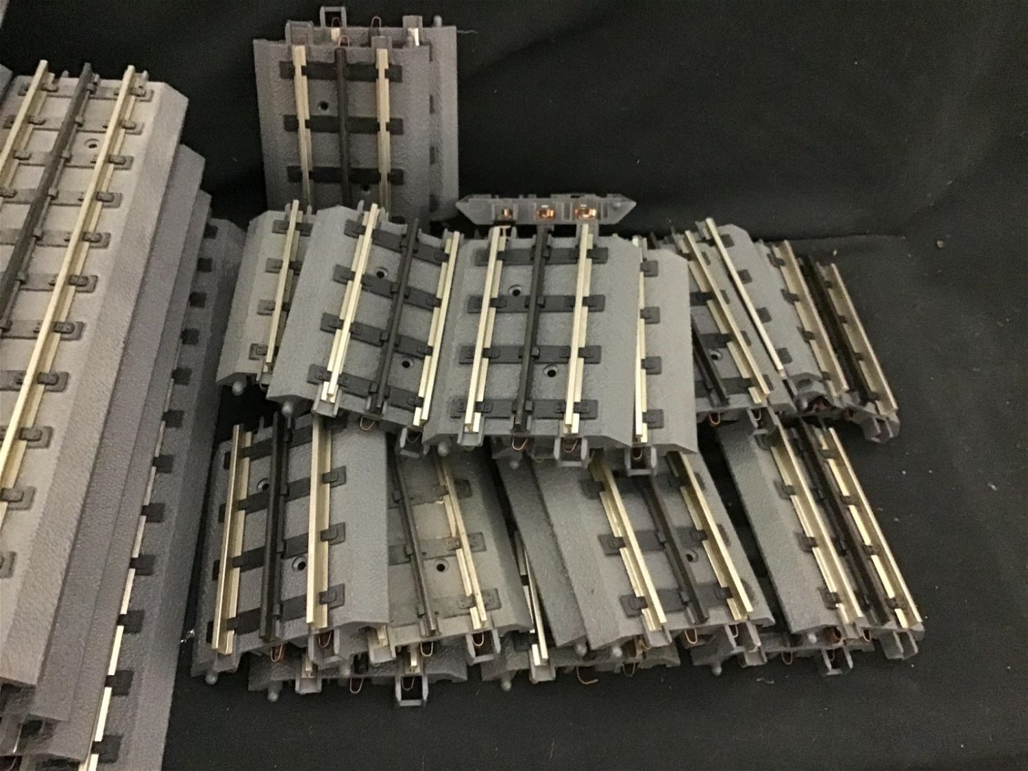 Lot 298 – MTH Electric Trains O Scale Track Lot Fastrack 28 Straight 25 ...