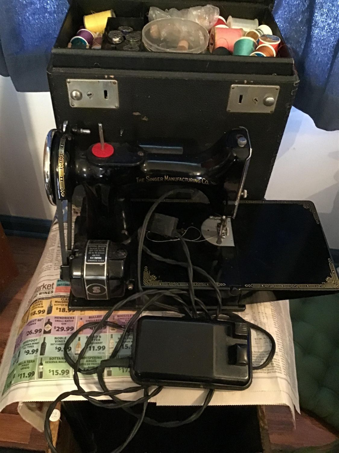 Lot 39 - Vintage Feather Weight Singer Sewing Machine w/ | The Lodge ...