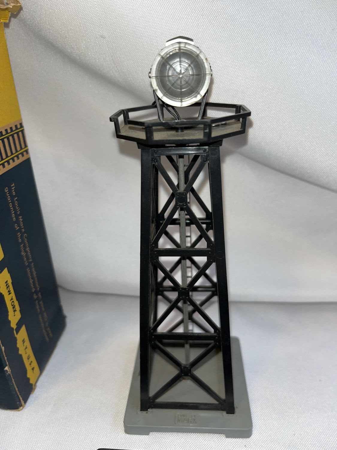 Lot 54 - HO Scale Hardware Lot - Marx Light Tower | The Lodge Auction House