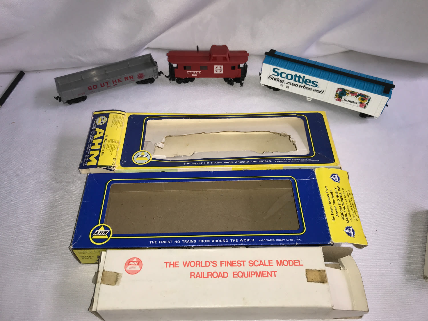 Lot 112 - AHM HO Gauge Model Railroad Cars (3) | The Lodge Auction House