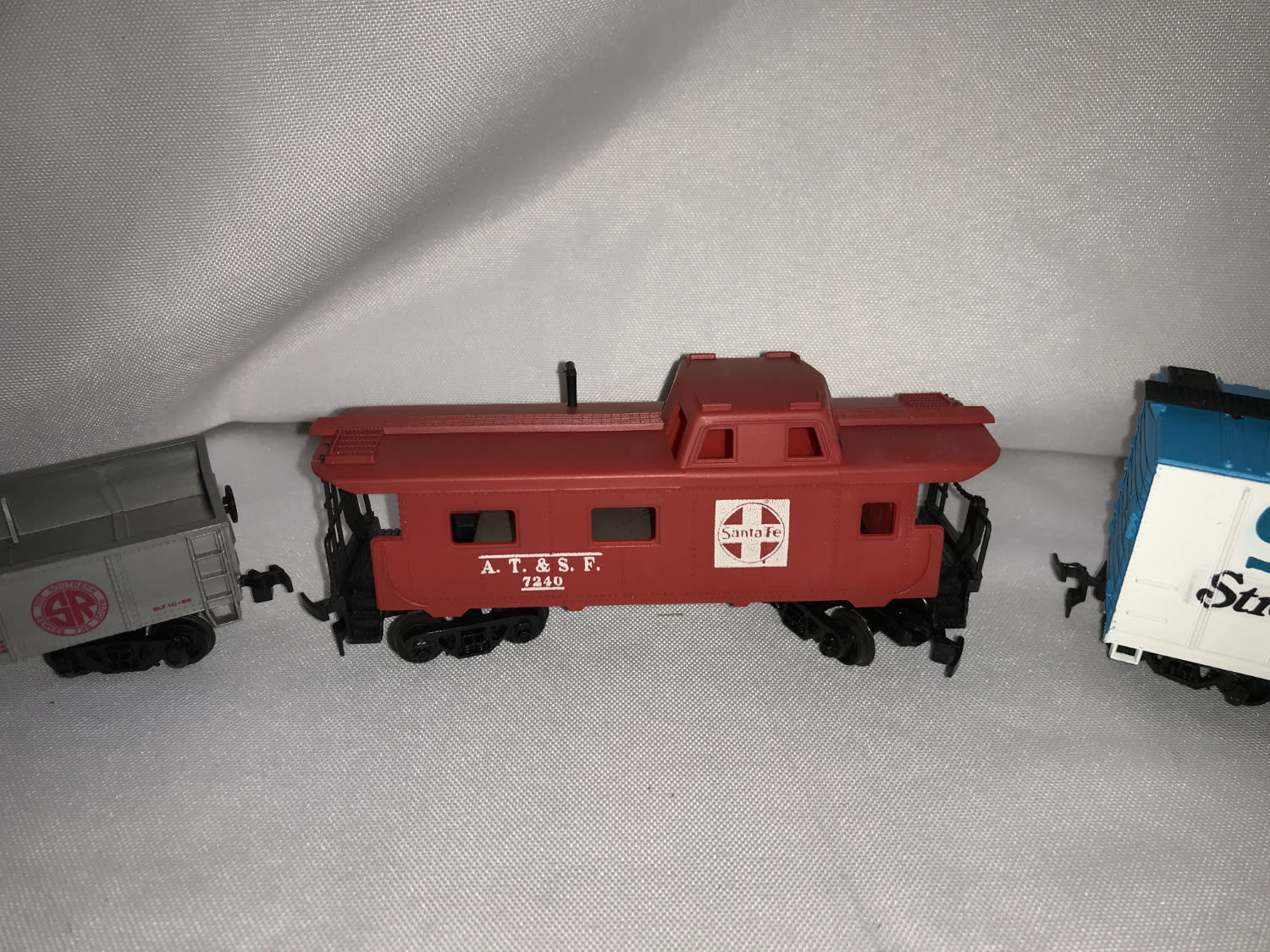 Lot 112 - AHM HO Gauge Model Railroad Cars (3) | The Lodge Auction House