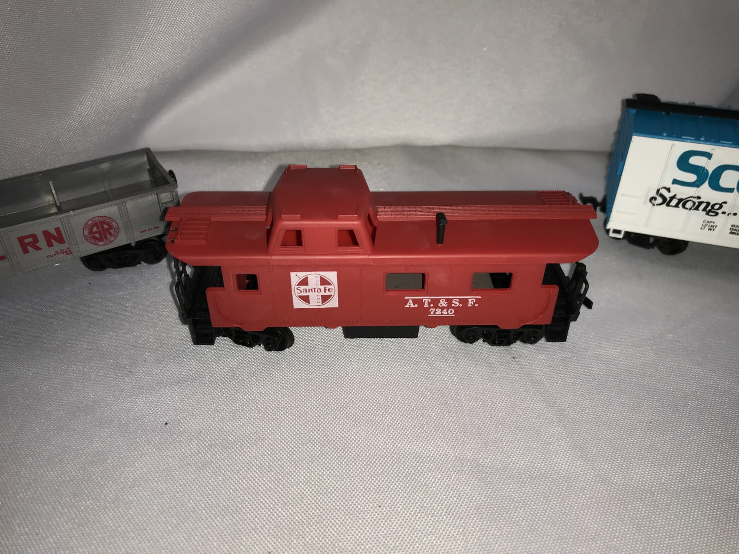 Lot 112 - AHM HO Gauge Model Railroad Cars (3) | The Lodge Auction House