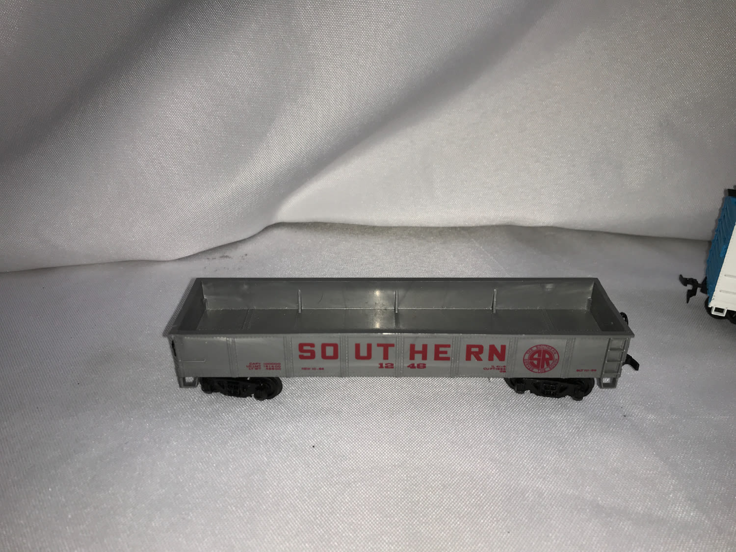 Lot 112 - AHM HO Gauge Model Railroad Cars (3) | The Lodge Auction House