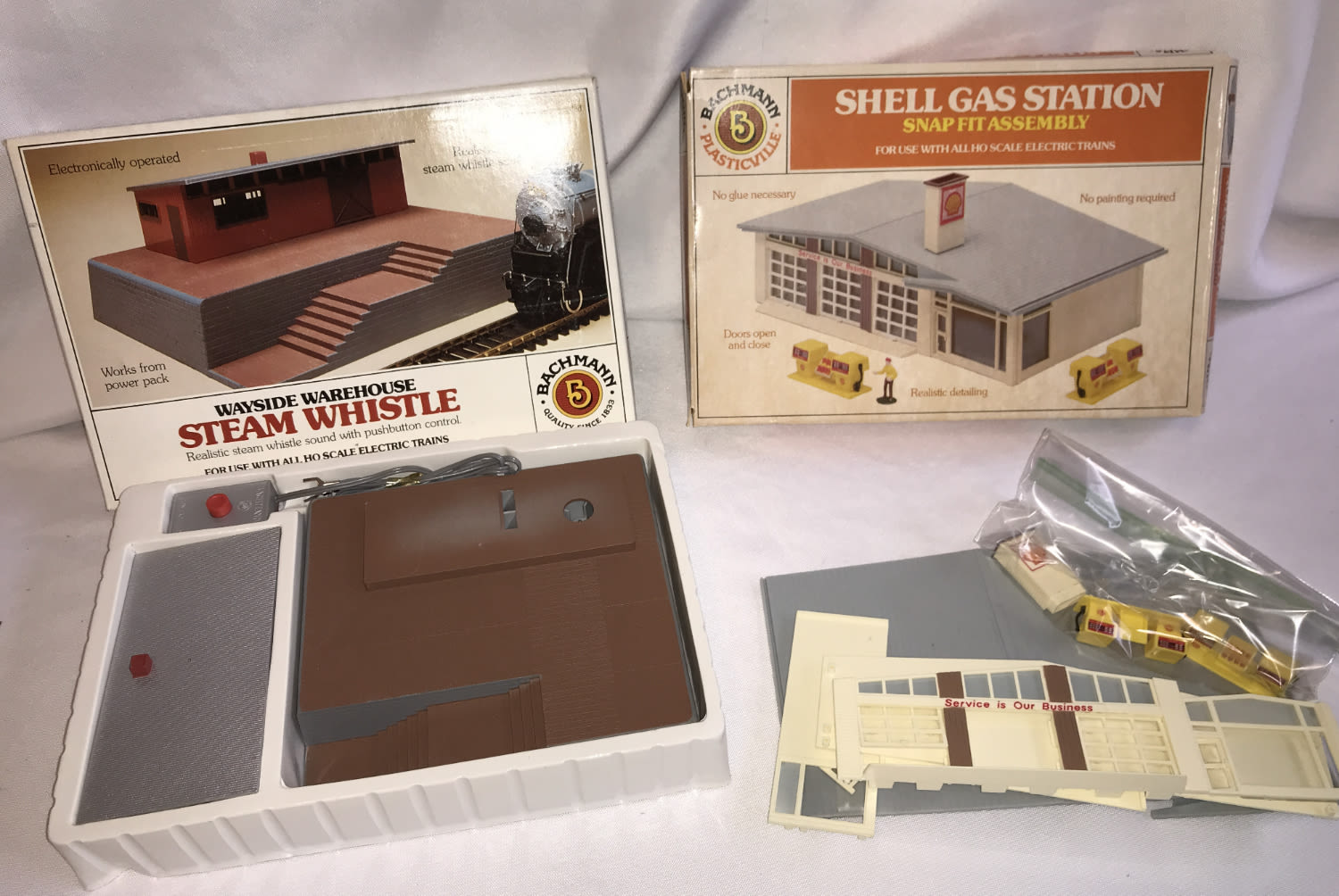 Lot 130 - Bachmann HO Scale Buildings (2) | The Lodge Auction House